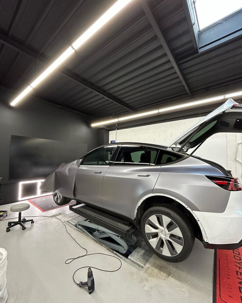 Tesla Model Y - Wrap Gris Silver Satin - CarWrap Design