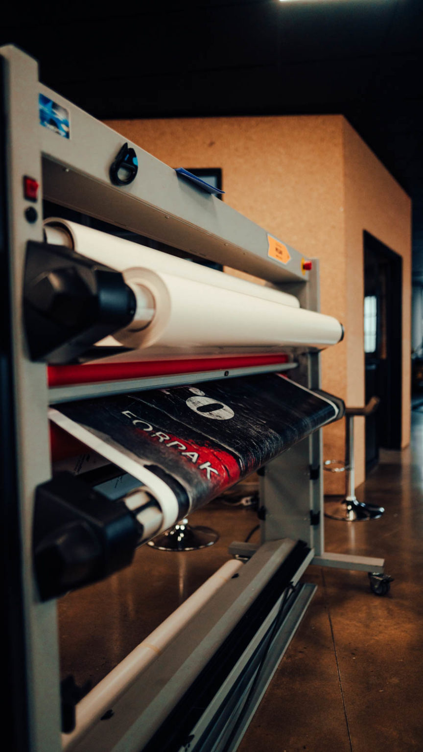 BMW M8 Malboro - Covering sur-mesure - CarWrap Design