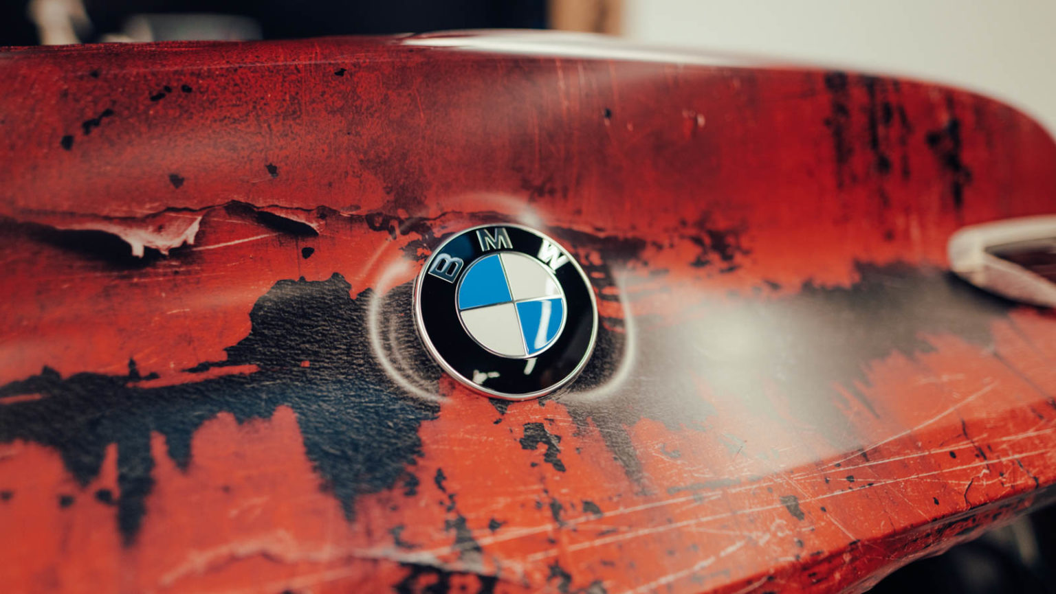 BMW M8 Malboro - Covering sur-mesure - CarWrap Design