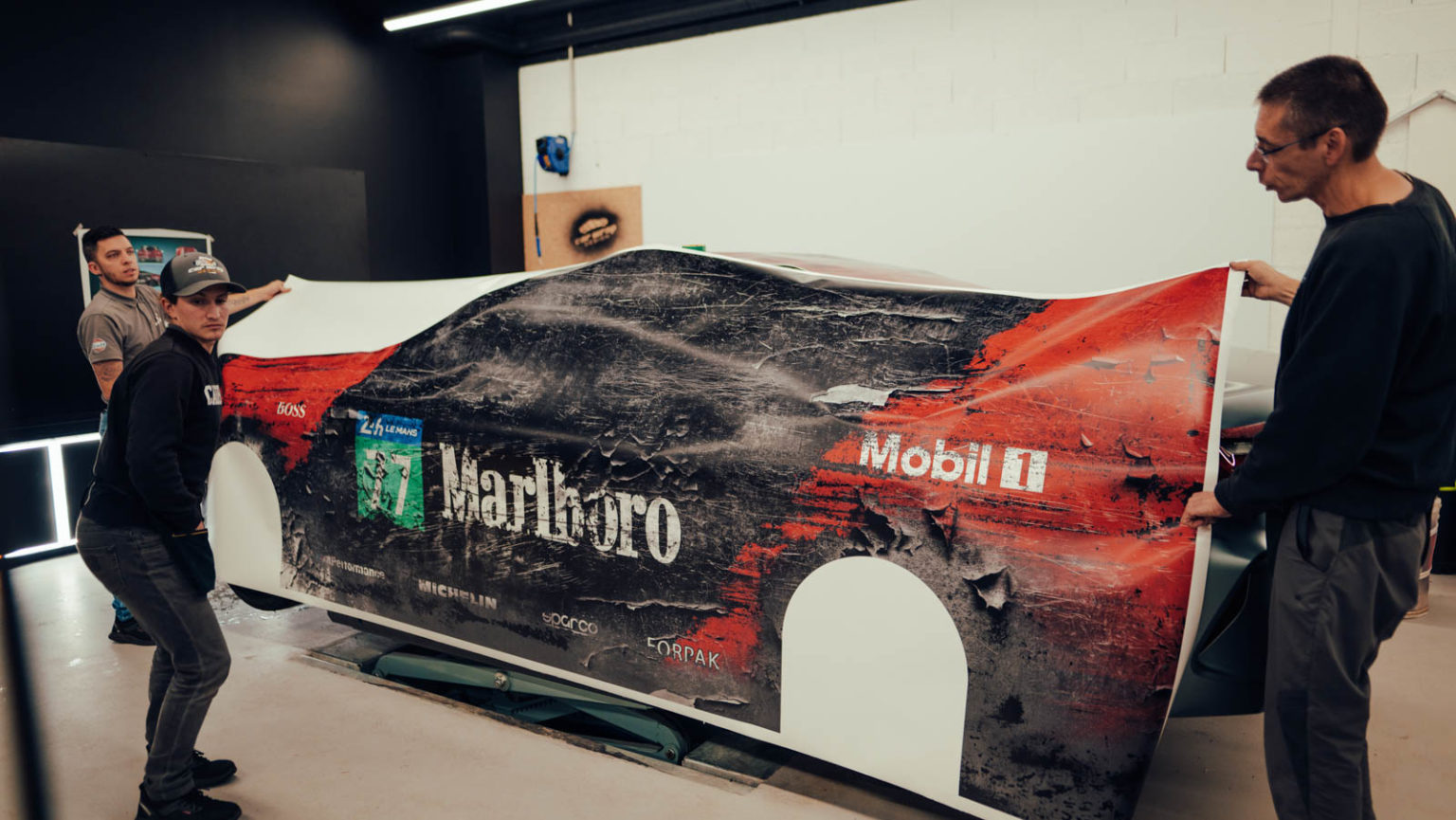 BMW M8 Malboro - Covering sur-mesure - CarWrap Design