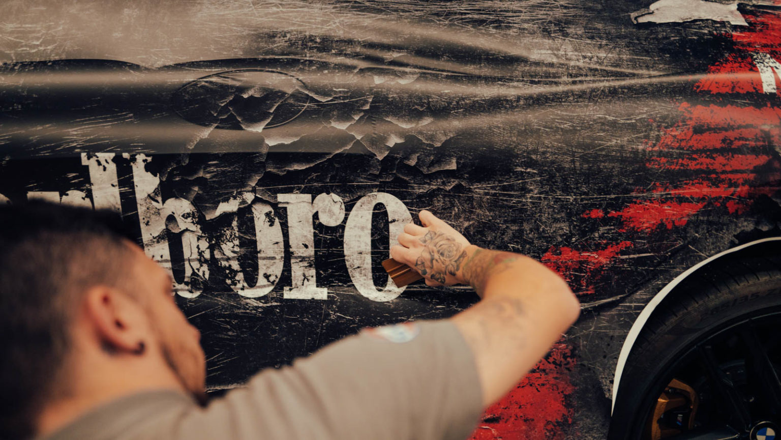 BMW M8 Malboro - Covering sur-mesure - CarWrap Design